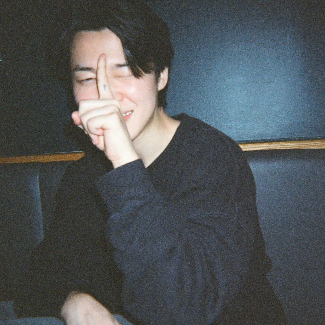 BTS・ジミン、友情タトゥーを見せながらキュートな笑顔！セクシーなバスローブ姿の振り幅にドキドキ | 歌詞検索サイト【UtaTen】ふりがな付