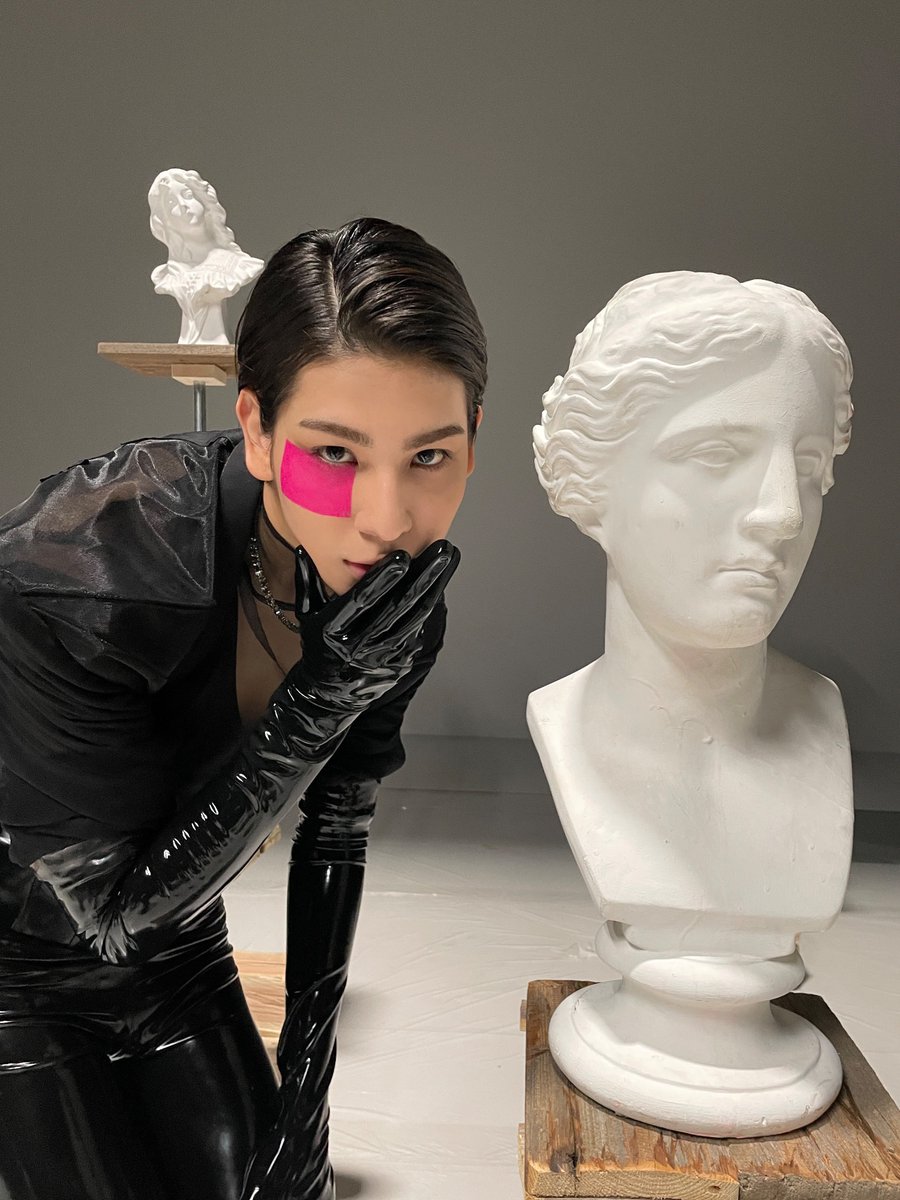 Snow Man・ラウール、圧倒的ビジュアルはもはや芸術級？アートな装いで魅せる「Bass Bon」 | 歌詞検索サイト【UtaTen】ふりがな付