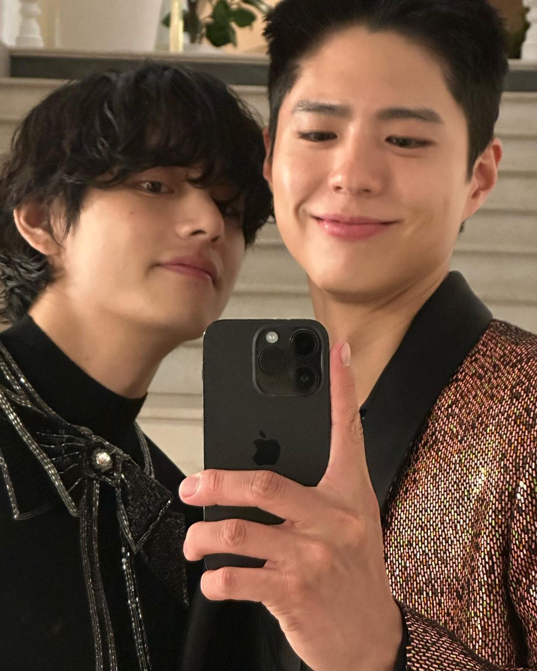 BTS・V、貴公子のような佇まいにうっとり！フランスのカンヌでパク・ボゴムと仲良くニッコリ | 歌詞検索サイト【UtaTen】ふりがな付