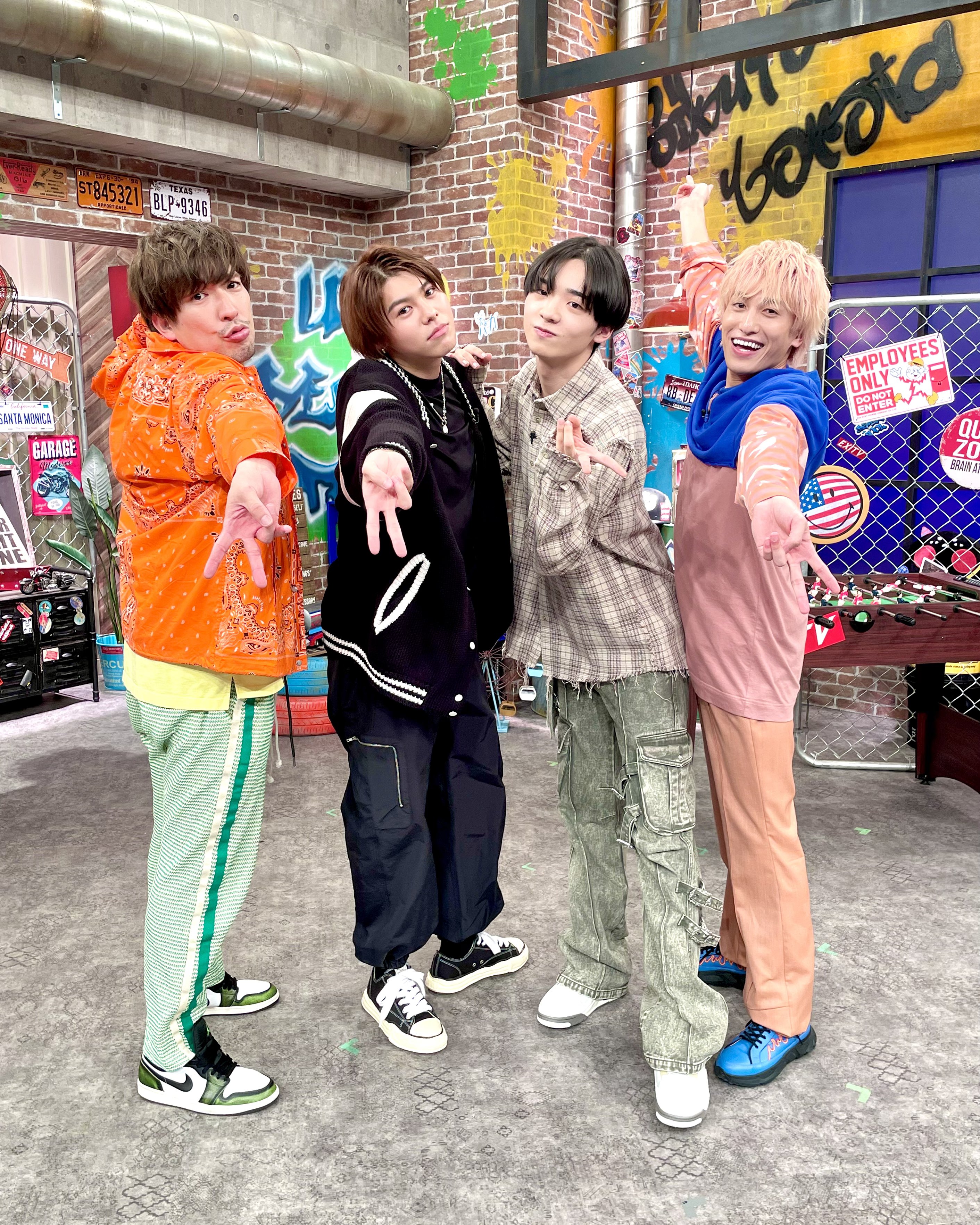 BE:FIRST・LEO&RYUHEI、EXIT・りんたろー。&兼近大樹とキュートなギャルピース「EXITV」に出演 | 歌詞検索サイト【UtaTen】ふりがな付