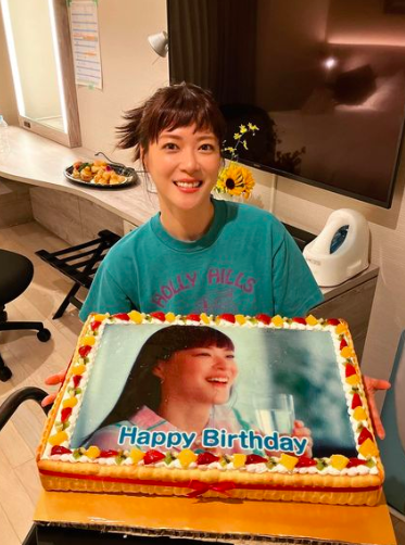 上野樹里、CM現場のサプライズに大感激！写真入りのドデカケーキが圧巻の豪華さ | 歌詞検索サイト【UtaTen】ふりがな付