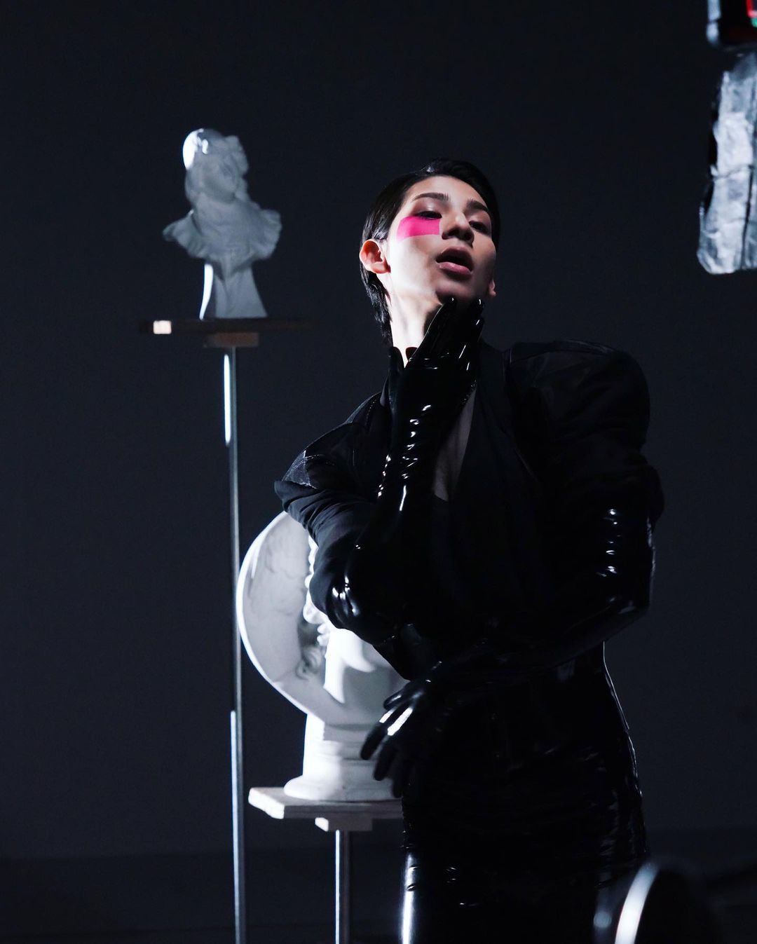 Snow Man・ラウール、規格外の美スタイルと妖艶な表情から目が離せない！「Bass Bon」で魅せる前衛的な世界 | 歌詞検索サイト ...