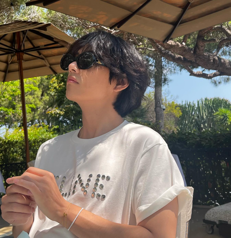 BTS・V、ドキドキ必至！瞳のドアップに吸い込まれそう…パリ旅行で見せたオフ感たっぷりな姿も必見 | 歌詞検索サイト【UtaTen】ふりがな付