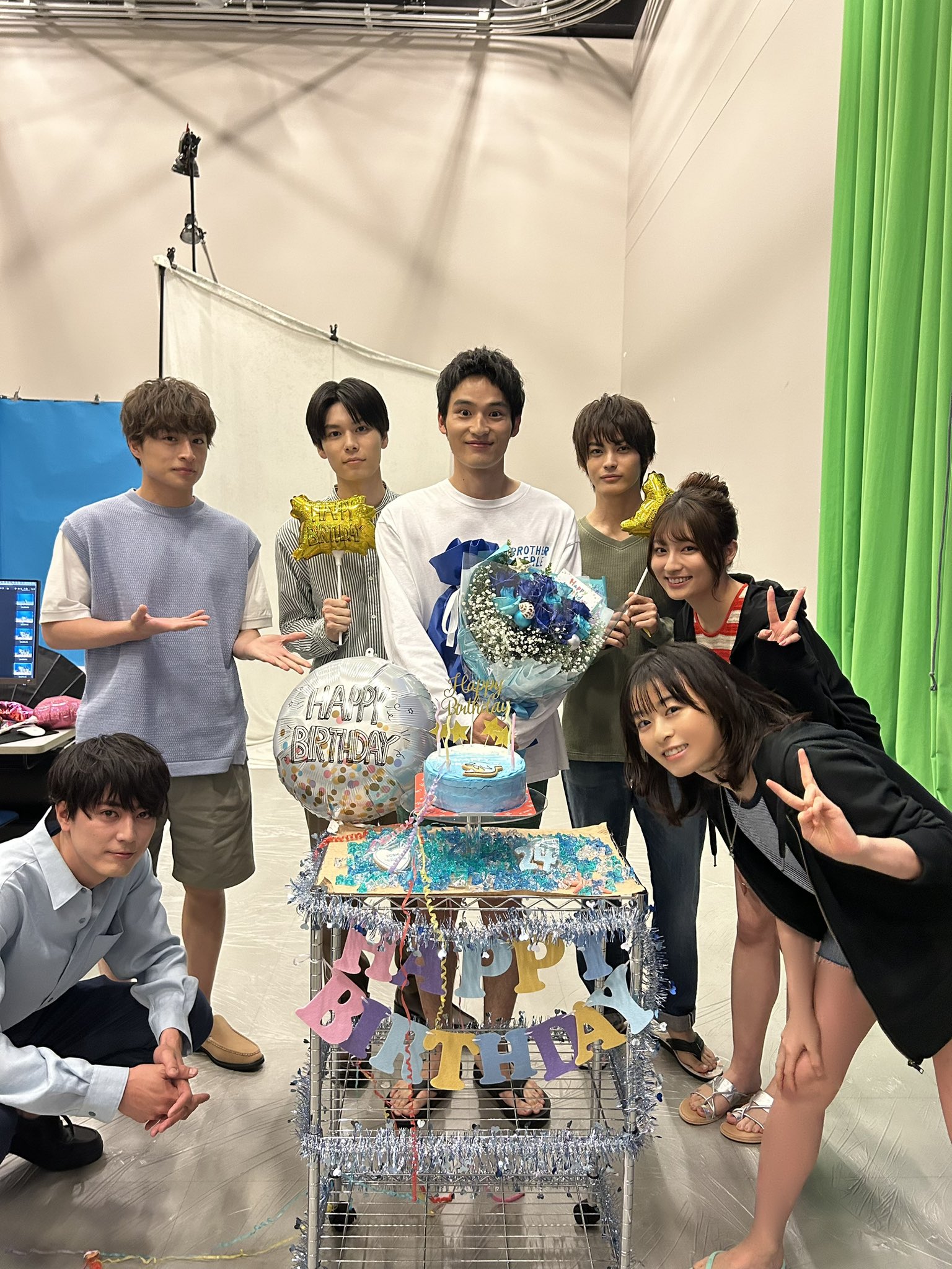間宮祥太朗ら、水上恒司の誕生日を可愛いケーキでサプライズ祝福！「真夏のシンデレラ」和気あいあいなチーム感にほっこり | 歌詞検索サイト【UtaTen】ふりがな付