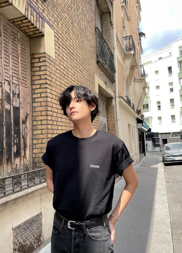 BTS・V、CELINE身に着けおちゃめな表情！くるくる変わる表情にキュンキュン | 歌詞検索サイト【UtaTen】ふりがな付