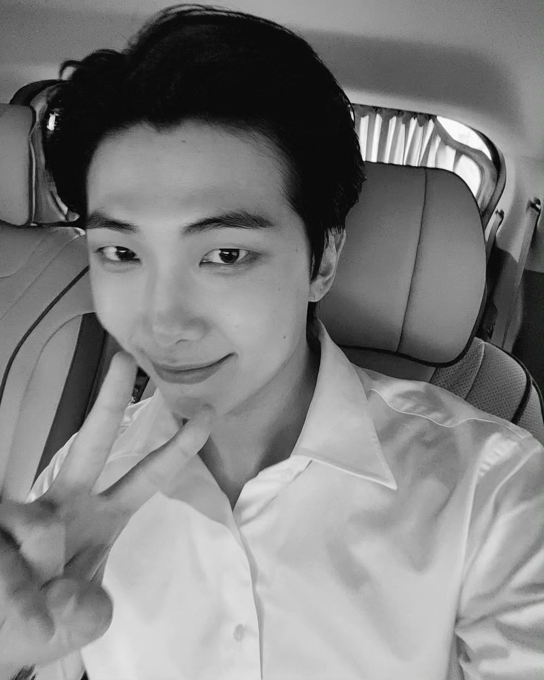 BTS・RM、白シャツ姿が凛々しくてカッコいい！優しい笑顔で近況をファンにシェア | 歌詞検索サイト【UtaTen】ふりがな付