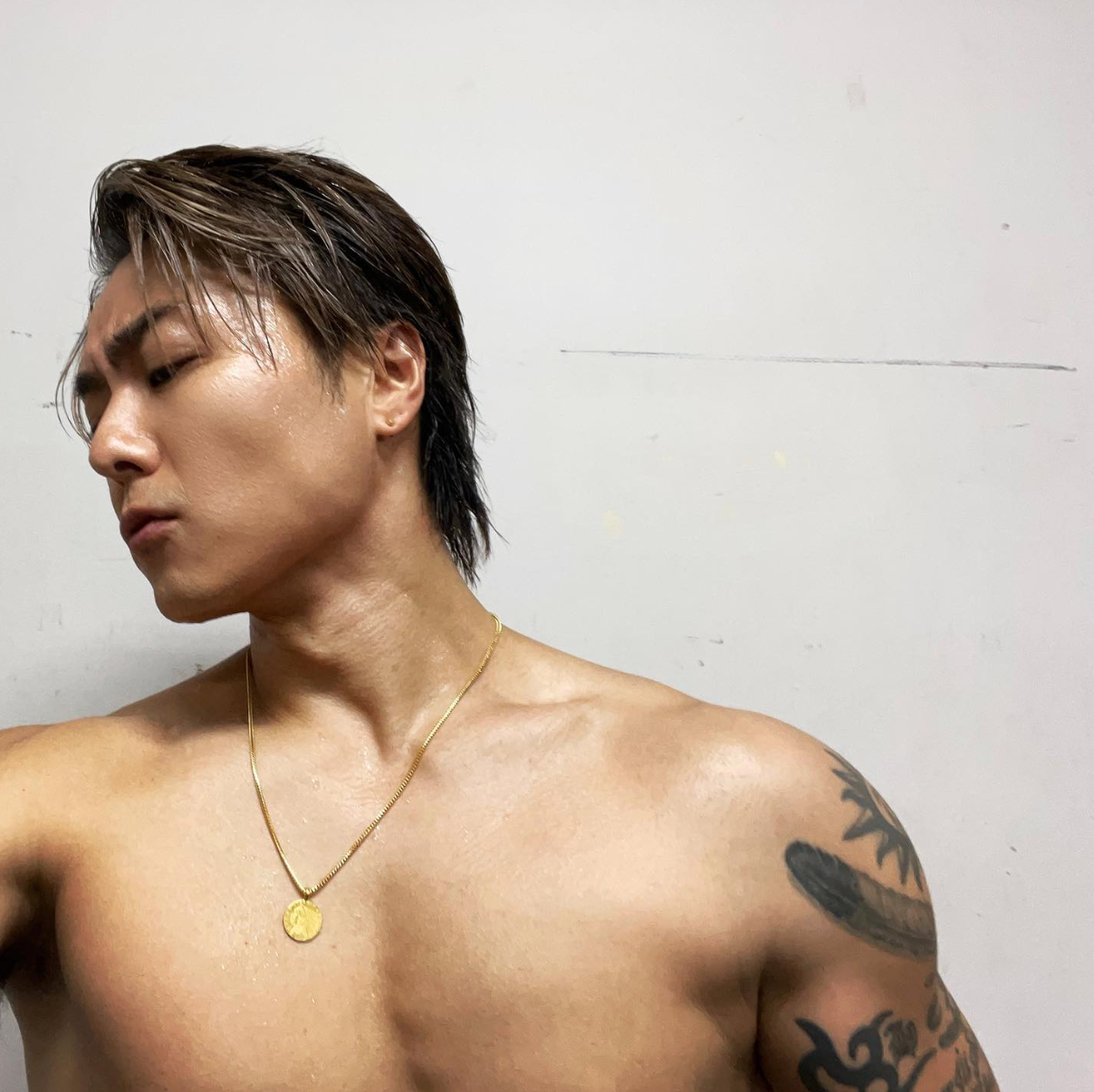 EXILE・TAKAHIRO、ムキムキ肉体美を披露。厚い胸板に「カッコ良すぎて心臓止まる」の声 | 歌詞検索サイト【UtaTen】ふりがな付