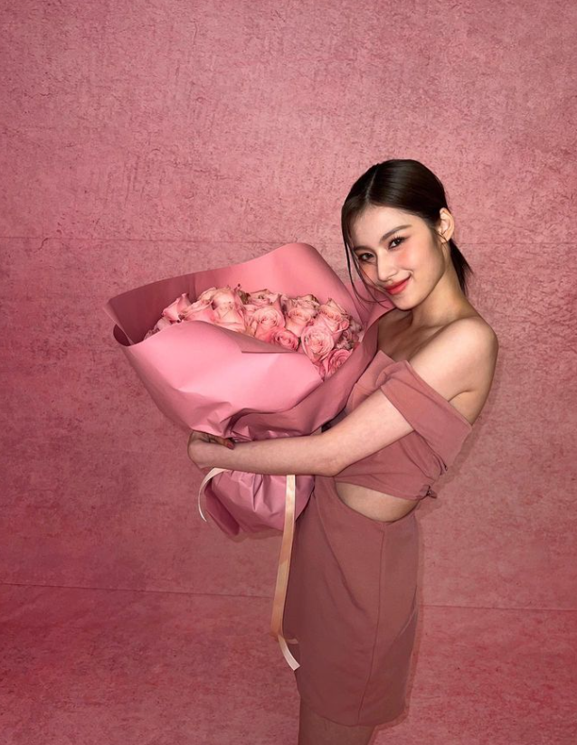 TWICE・サナ、ローズピンクに囲まれ妖艶な笑顔。デコルテから溢れる美オーラに目を奪われる！ | 歌詞検索サイト【UtaTen】ふりがな付