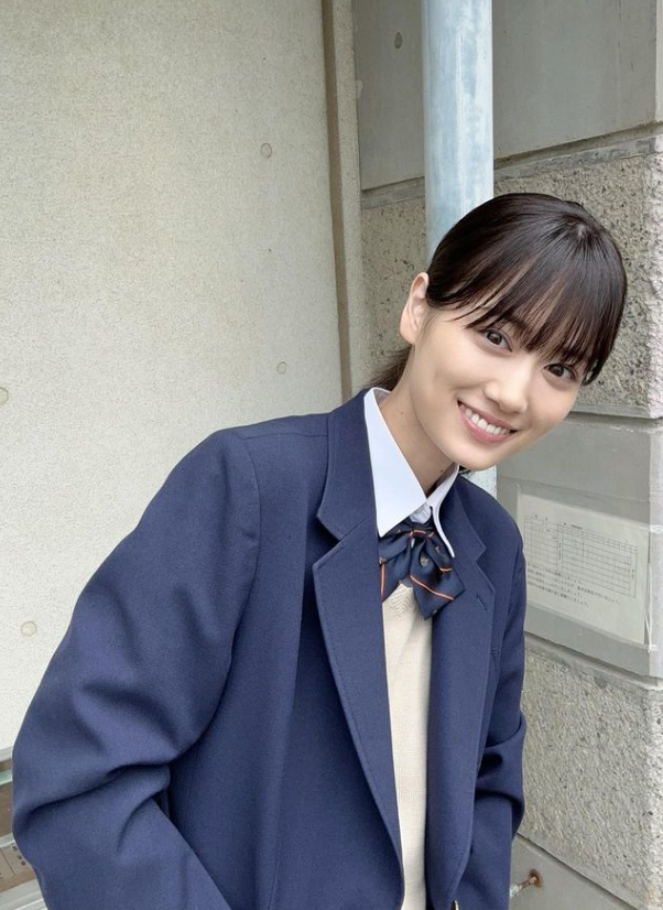 山下美月、違和感ゼロの制服姿でキュートなピース「さらば、佳き日」いよいよスタート！ | 歌詞検索サイト【UtaTen】ふりがな付