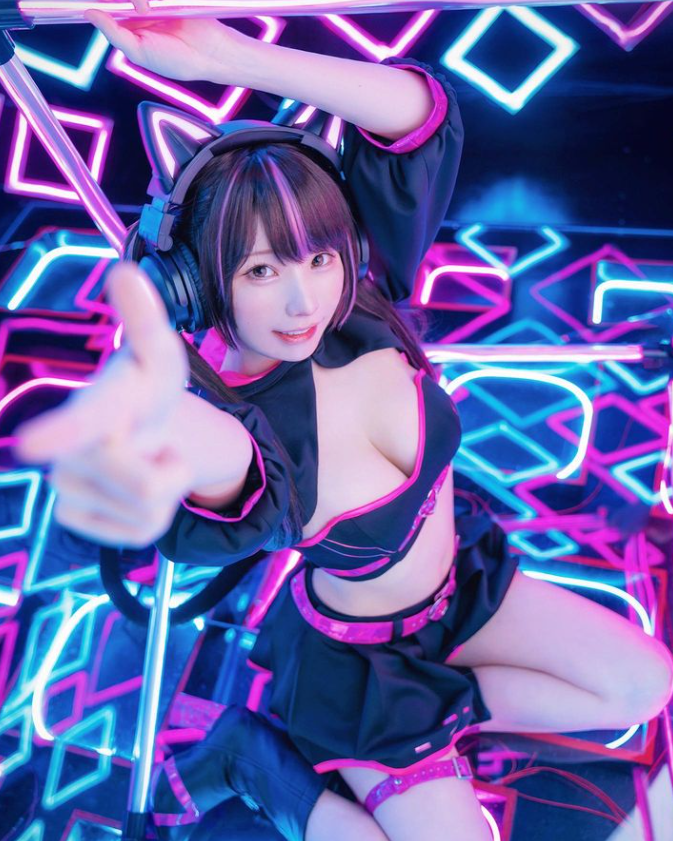 えなこ、Newゲーミングえなこ降臨！もっちりボディでキュートな笑顔 | 歌詞検索サイト【UtaTen】ふりがな付