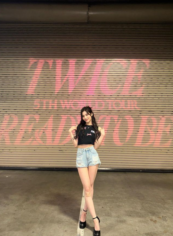 TWICE・サナ、衝撃的な脚の長さ！抜群スタイルをアピールしたサナの姿にうっとり | 歌詞検索サイト【UtaTen】ふりがな付