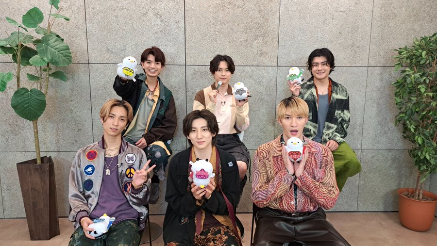 SixTONES、メンバーカラー入りのシマエナガちゃんとニッコリ！「THE TIME,」に出演 | 歌詞検索サイト【UtaTen】ふりがな付