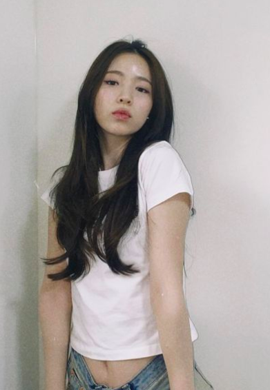 NiziU・マヤ、魅惑のヘソチラコーデにドキッ！白T×デニムの着こなしが色っぽすぎる | 歌詞検索サイト【UtaTen】ふりがな付