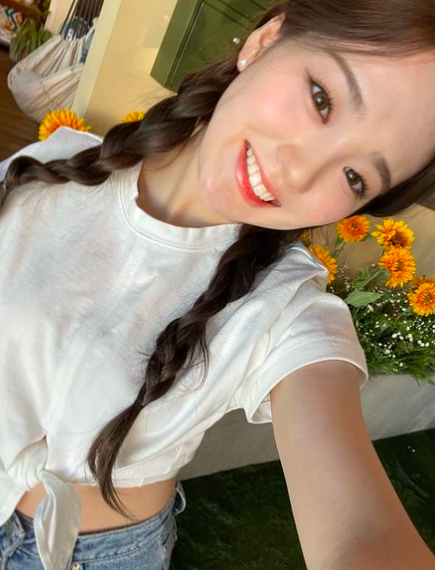 NiziU・リオ、おさげ姿のサマーガール！満面笑顔で可愛さ全開の天使に誰もが惚れる | 歌詞検索サイト【UtaTen】ふりがな付