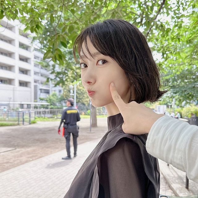 波瑠、赤楚衛二のビジュアルを再現?キュート過ぎるショートボブで「こっち向いてよ向井くん」に出演決定 歌詞検索サイト【utaten】ふりがな付