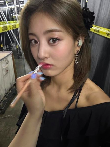 TWICE・ジヒョ、リップお直し中の不意打ちショットが超セクシー！艶っぽい視線にドキドキ | 歌詞検索サイト【UtaTen】ふりがな付