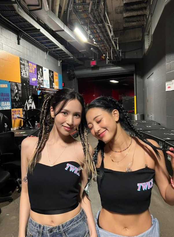 TWICE・ジヒョ、ミナとのセクシーバックショット披露！寄り添う仲良しな2人はまさに眼福 | 歌詞検索サイト【UtaTen】ふりがな付