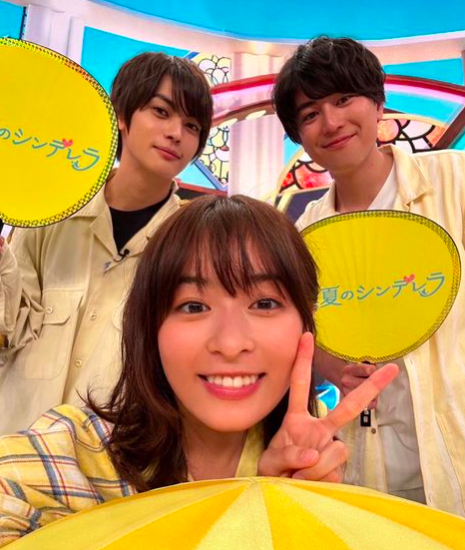 間宮祥太朗、神尾楓珠and森七菜とキュートな笑顔！「真夏のシンデレラ」爽やか3ショットが尊い 歌詞検索サイト【utaten】ふりがな付