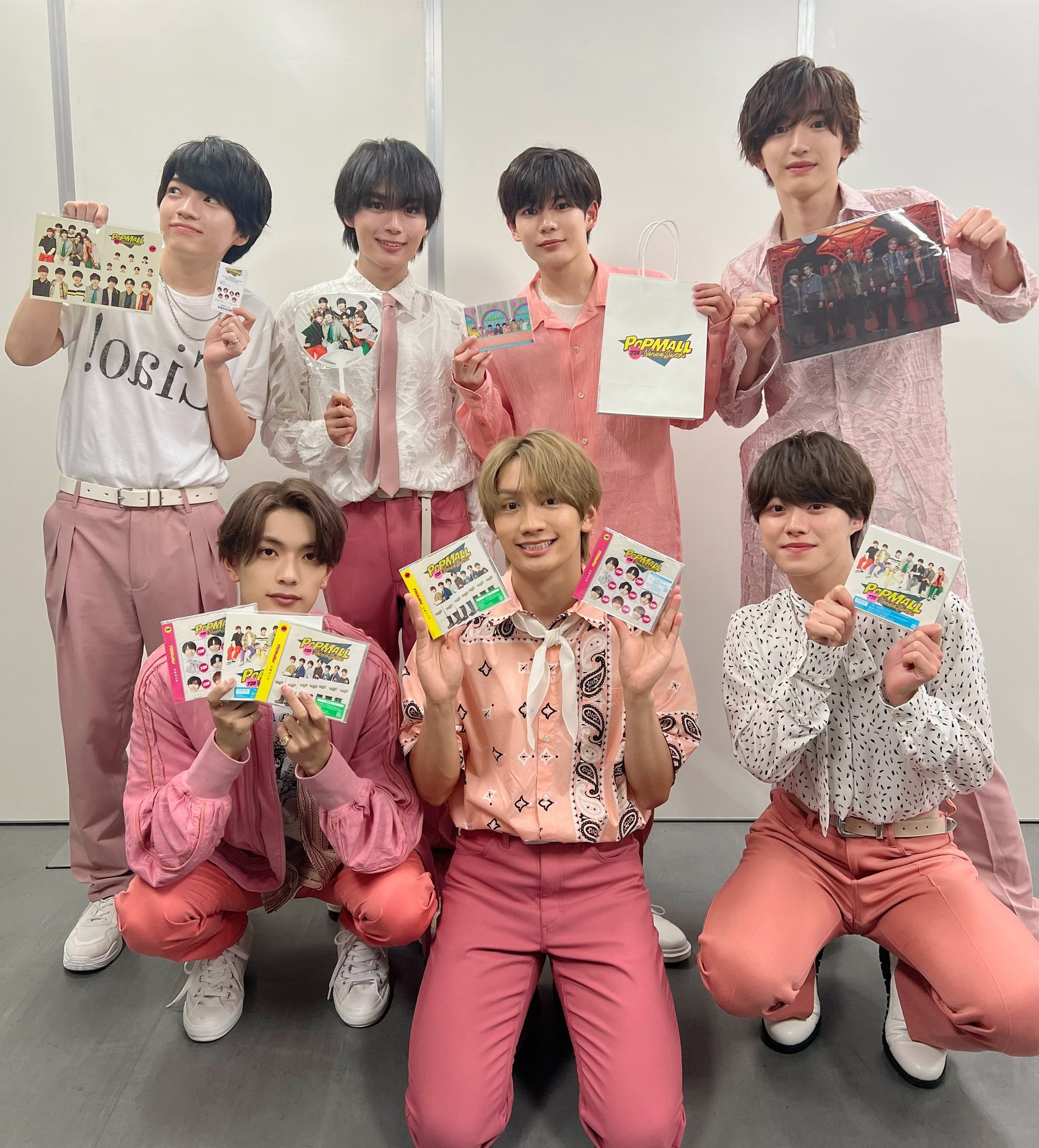 なにわ男子、7人揃ってアルバム「POPMALL」&先着購入特典をお披露目！西畑大吾はいつものポーズ？ | 歌詞検索サイト【UtaTen】ふりがな付