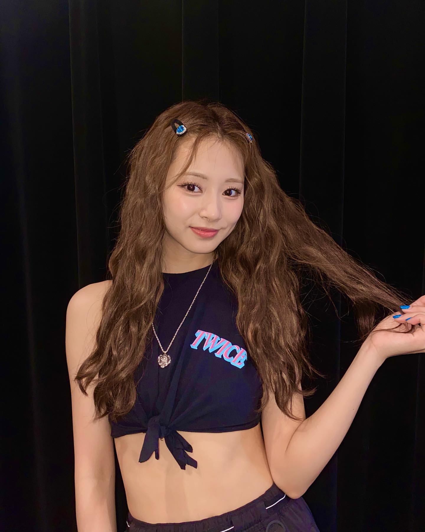 TWICE・ツウィ、レアなウェーブヘアで女神の微笑み！美ウエスト見せの衣装にもクギづけ必至 | 歌詞検索サイト【UtaTen】ふりがな付