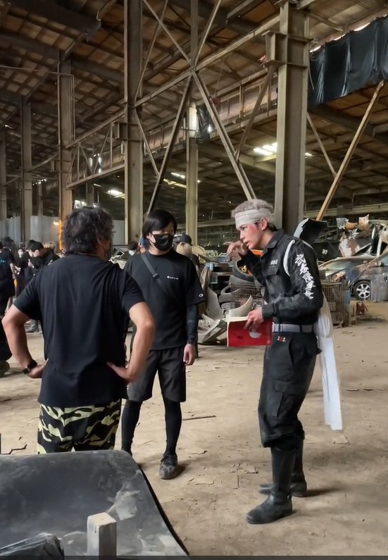 眞栄田郷敦、真剣な横顔が綺麗で見惚れる「東京リベンジャーズ2」立ってるだけでカッコいい三ツ谷 | 歌詞検索サイト【UtaTen】ふりがな付