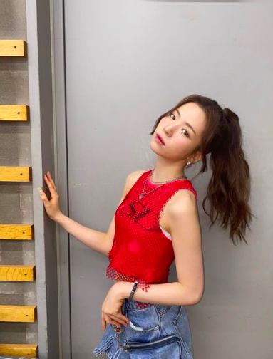 NiziU・マヤ、オトナ可愛いポニーテールが大優勝！クールなタンクトップでヘルシー肌見せも超クール | 歌詞検索サイト【UtaTen】ふりがな付