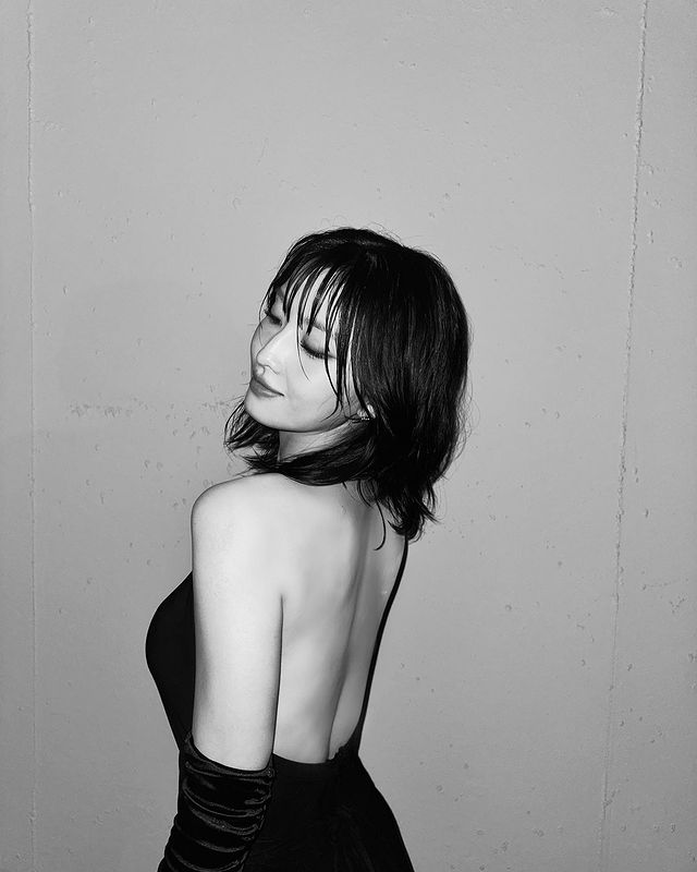 TWICE・モモ、背中ざっくりな黒ドレス姿が色っぽ！美しい濡れ髪スタイルにため息漏れそう | 歌詞検索サイト【UtaTen】ふりがな付