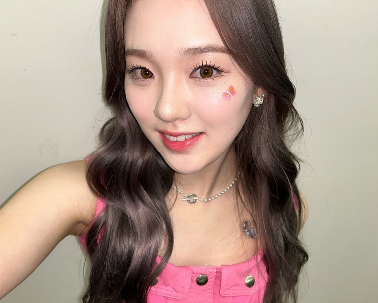 NiziU・リオ、ほっぺにちょうちょがキラリ。ビジュ良すぎなリオのセルフィーにキュンキュン！ | 歌詞検索サイト【UtaTen】ふりがな付