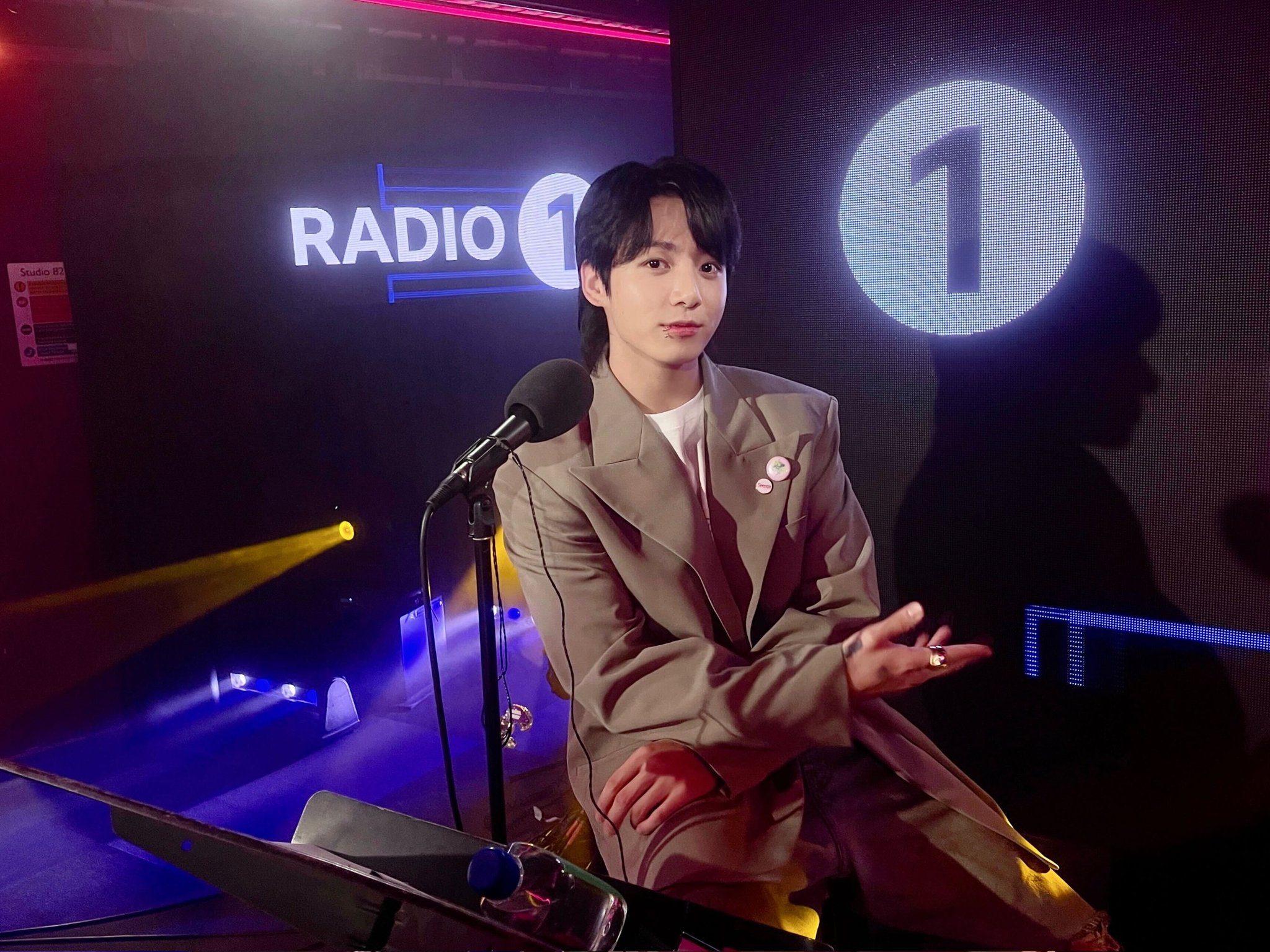 BTS・ジョングク、甘いマスクもステージもずっと見ていたい！英BBCラジオ「Live Lounge」でパフォーマンス | 歌詞検索サイト【UtaTen】ふりがな付