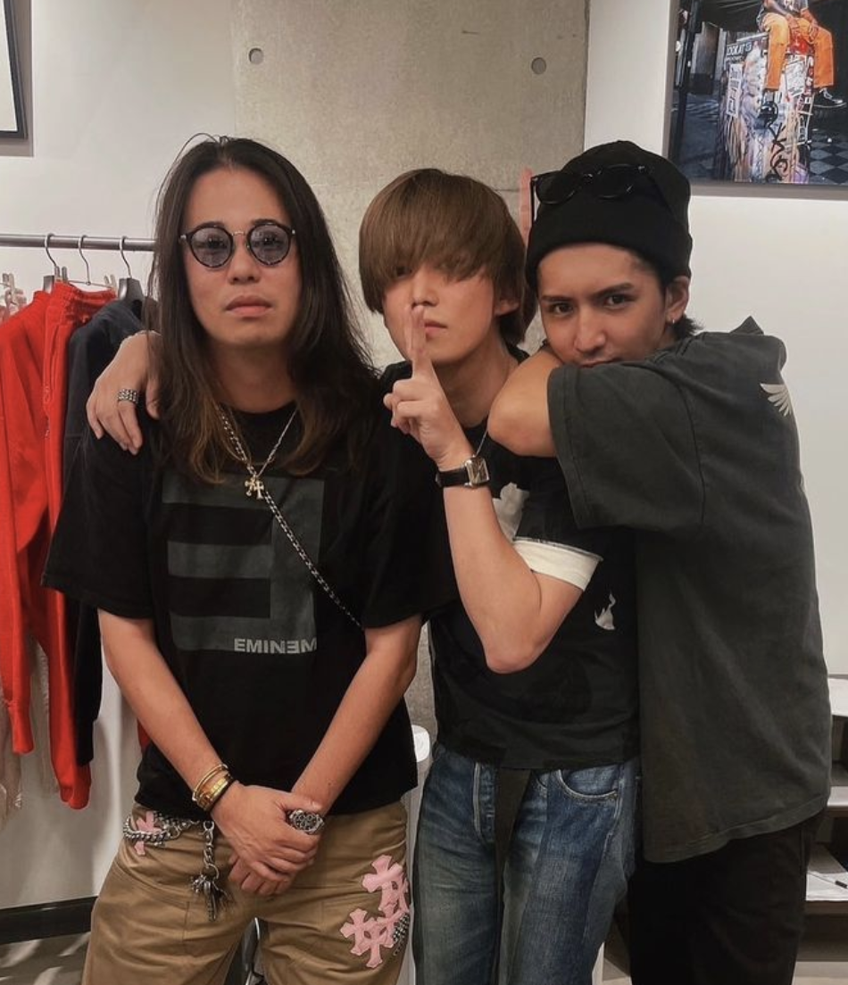 キスマイ・千賀健永、ジャニーズWEST・藤井流星が肩にピトっ！くっつく姿がカワイイ | 歌詞検索サイト【UtaTen】ふりがな付