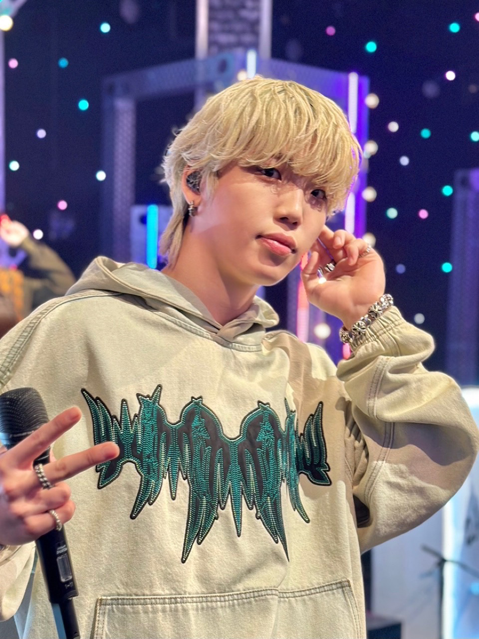 BE:FIRST・SHUNTO「Mステ」ステージでイヤモニに触れながらマイク越しにピース！カッコいいが詰まったソロショット | 歌詞検索サイト ...