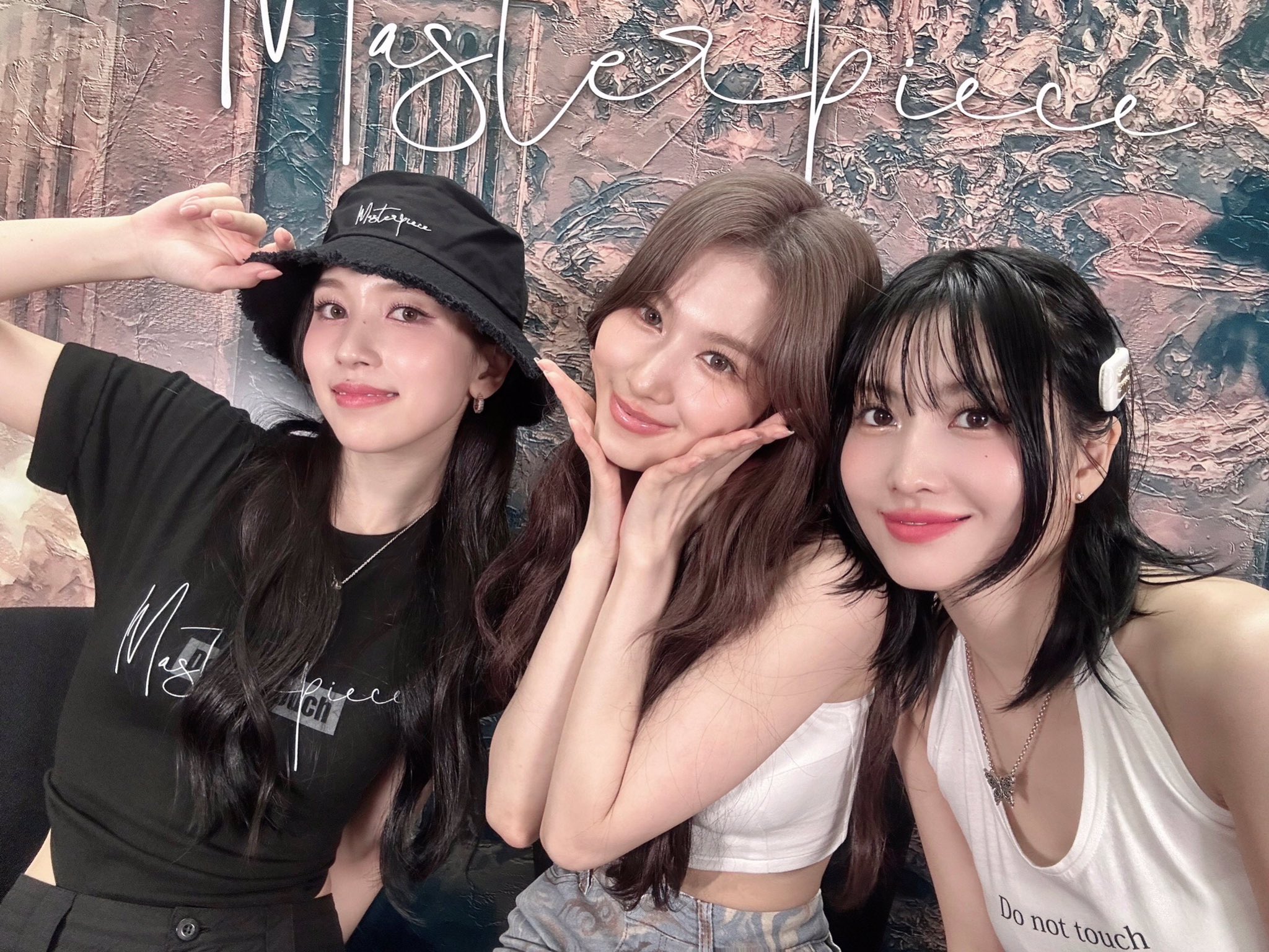 TWICE・MISAMO、クールでキュートな3人組！ショーケース大阪公演で魅せた安定の美ビジュアル | 歌詞検索サイト【UtaTen】ふりがな付