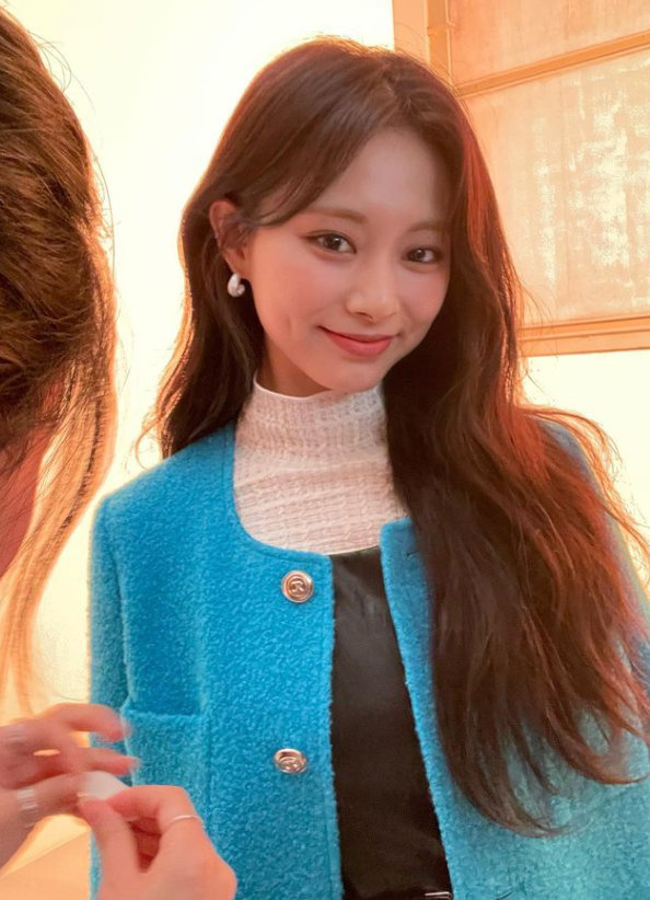 TWICE・ツウィ、撮影合間の笑顔も天使すぎ！無邪気な姿にキュンが止まらない | 歌詞検索サイト【UtaTen】ふりがな付