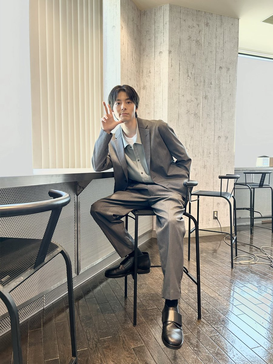 高杉真宙、シックなスーツ姿が大人っぽ。ラジオ番組出演で舞台「ロミオとジュリエット」を紹介 | 歌詞検索サイト【UtaTen】ふりがな付