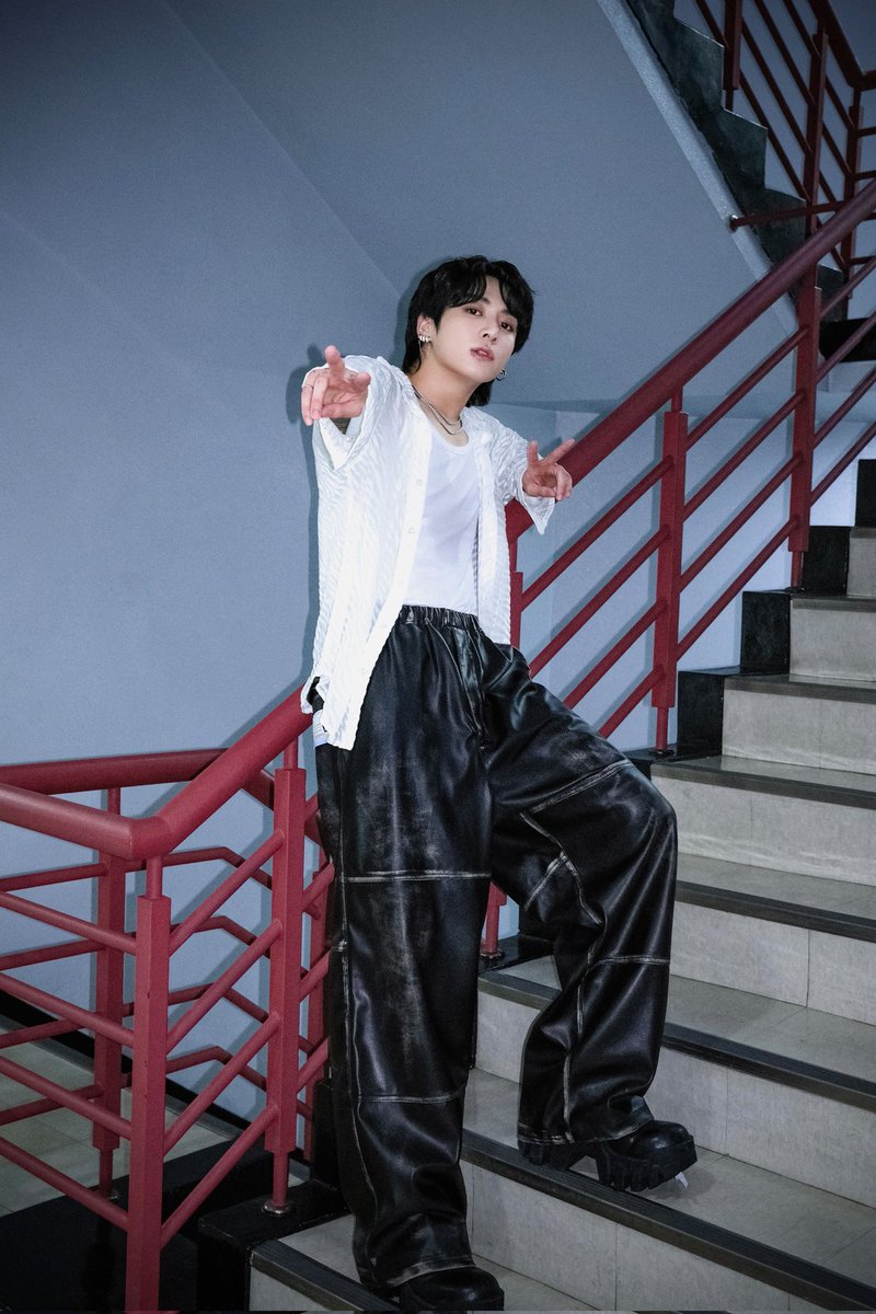 BTS・ジョングク、モノトーンの衣装で美ビジュ炸裂！「人気歌謡」出演で1位獲得 | 歌詞検索サイト【UtaTen】ふりがな付