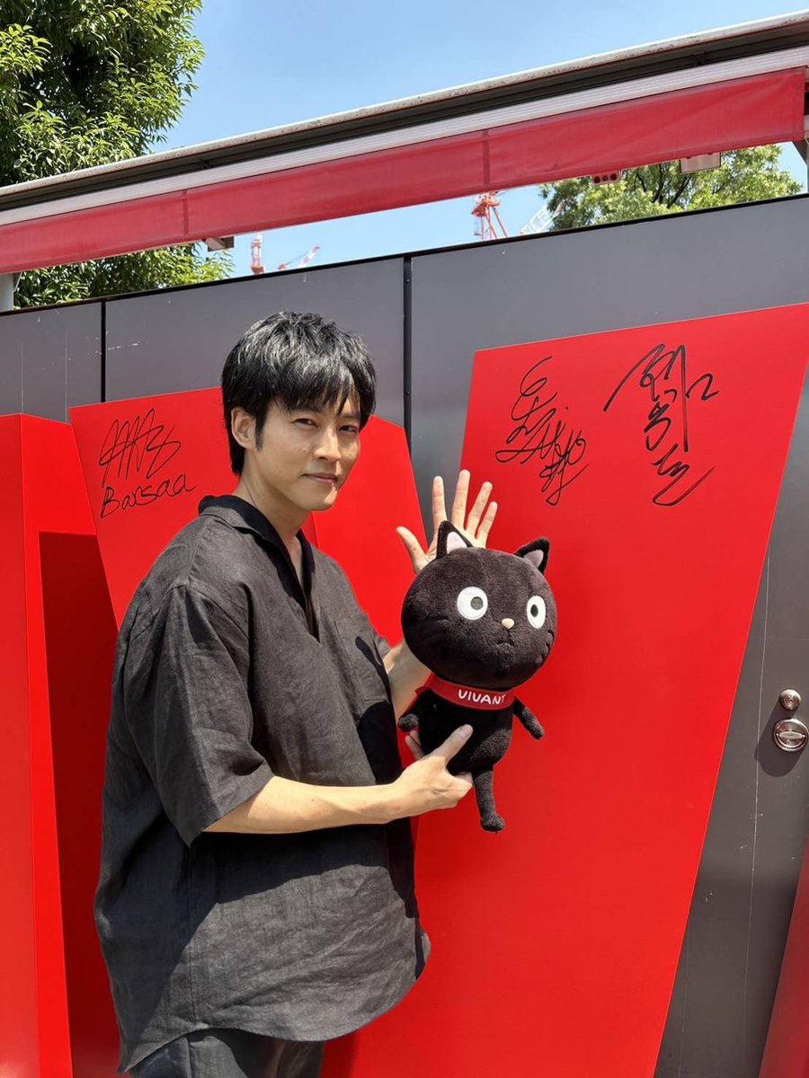 松坂桃李「VIVANT」モニュメント&ヴィヴァンちゃんとニッコリ！二宮和也の指摘にポーズは匂わせ？と話題沸騰 | 歌詞検索サイト【UtaTen】ふりがな付