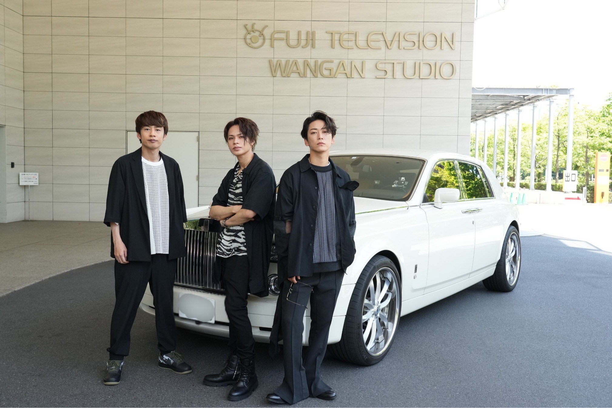 KAT-TUN、高級車が似合う大人なカッコよさ！CMになりそうな絵になる3人 | 歌詞検索サイト【UtaTen】ふりがな付