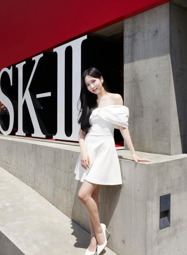 TWICE・ミナ、純白ミニドレスから覗く美脚！女神のように美しい姿にうっとり | 歌詞検索サイト【UtaTen】ふりがな付