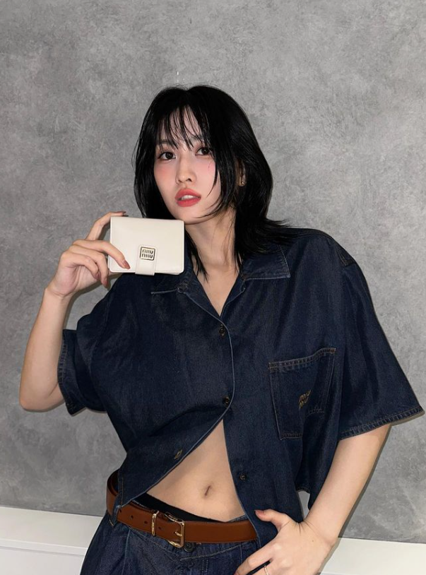 TWICE・モモ、ウエストちらりにドキドキ！miumiuアイテムを持って美オーラ全開な笑顔 | 歌詞検索サイト【UtaTen】ふりがな付