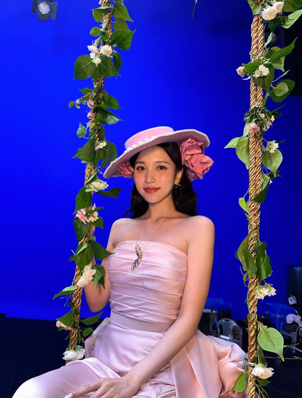 TWICE・ミナ、大胆に美脚をアピール！上品で美しいミナの姿にうっとり | 歌詞検索サイト【UtaTen】ふりがな付