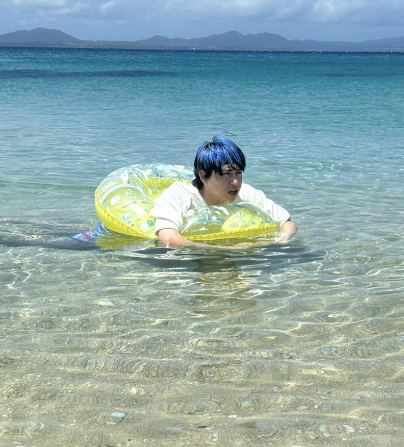 Hey! Sɑy! JUMP八乙女光、浮き輪でぷかぷか。無邪気な可愛さで保護したい！ | 歌詞検索サイト【UtaTen】ふりがな付