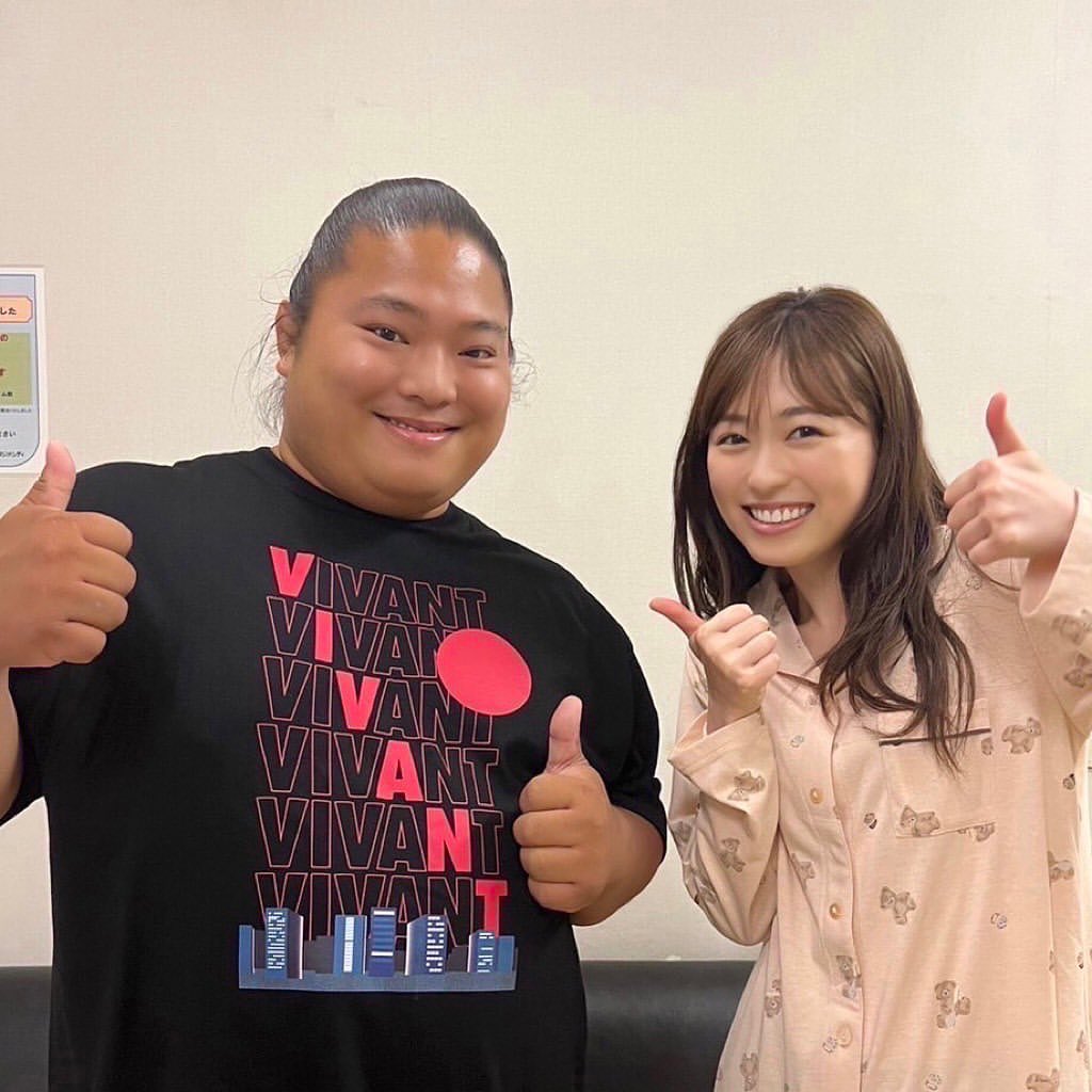 福原遥「VIVANT」で人気沸騰中の富栄ドラムと遭遇！？お揃いポーズが可愛いドラム&「18/40」有栖 | 歌詞検索サイト【UtaTen】ふりがな付