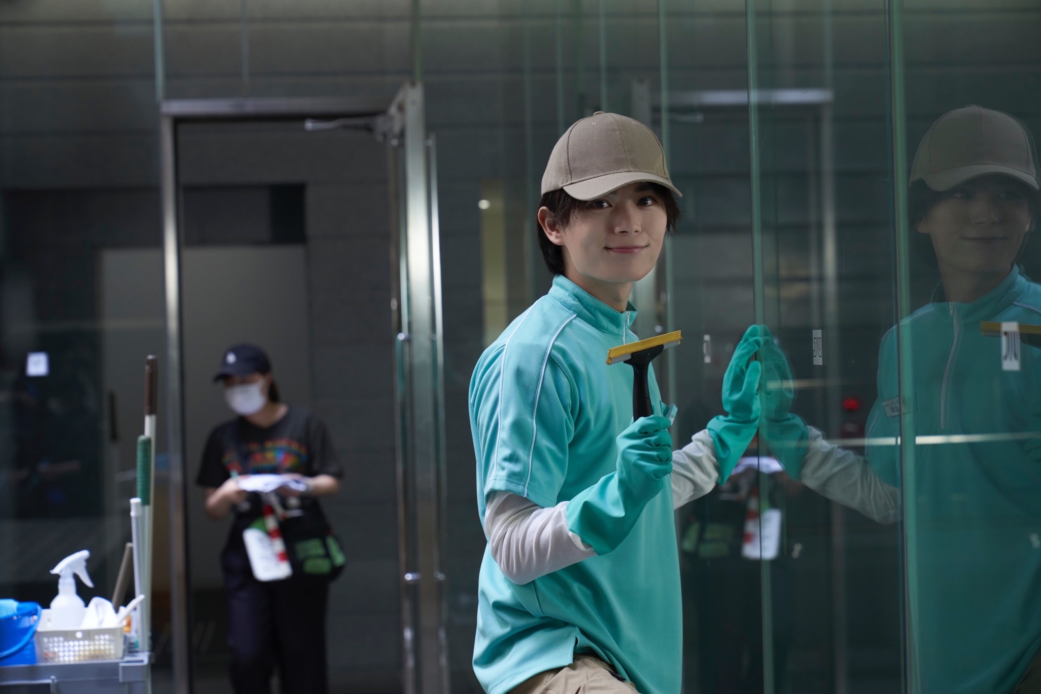 なにわ男子・大西流星、清掃員の姿が超キュート！「紅さすライフ」オフショットにキュン | 歌詞検索サイト【UtaTen】ふりがな付