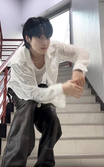 BTS・ジョングク、見下ろす視線がセクシーで爆イケ！どんなポーズもカッコ良すぎる「Seven」 | 歌詞検索サイト【UtaTen】ふりがな付