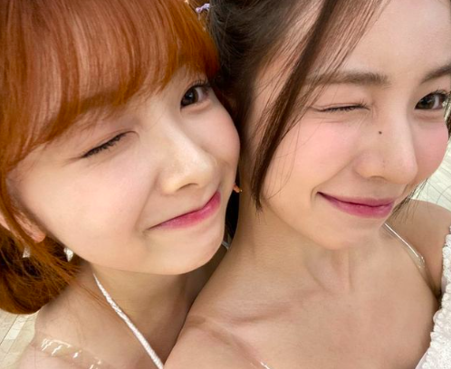 NiziU・マヤ、ミイヒとのドアップ2ショットが最強！画面いっぱいに広がる反則級の可愛さ | 歌詞検索サイト【UtaTen】ふりがな付