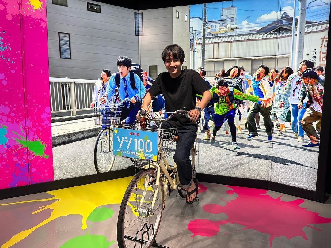 赤楚衛二、少年そのものな笑顔がたまらない！「ゾン100」ポップアップイベント"ゾンビニ"を満喫 | 歌詞検索サイト【UtaTen】ふりがな付