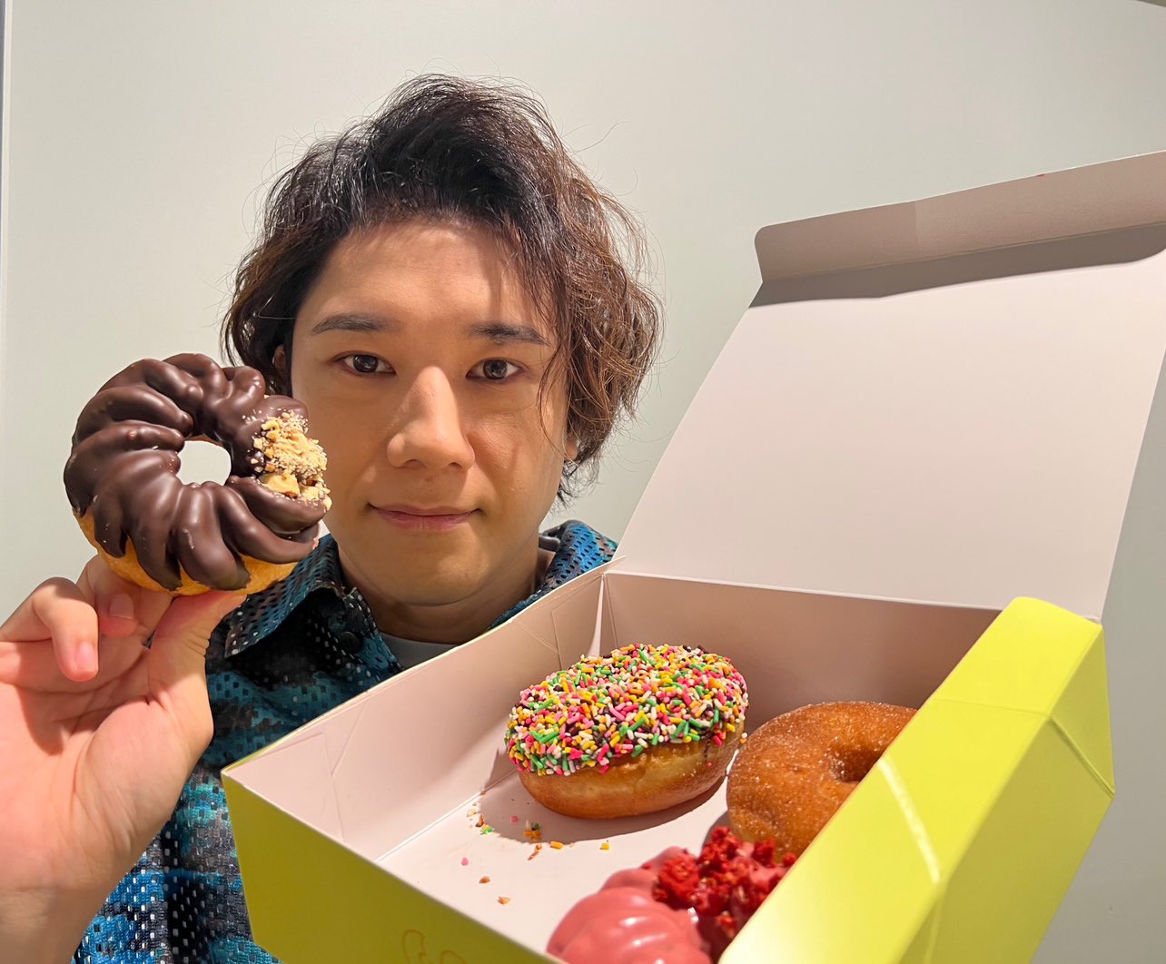 A.B.C-Z・五関晃一、沢山のドーナツから「キミに決めた！」可愛すぎる笑顔にキュンが止まらない | 歌詞検索サイト【UtaTen】ふりがな付