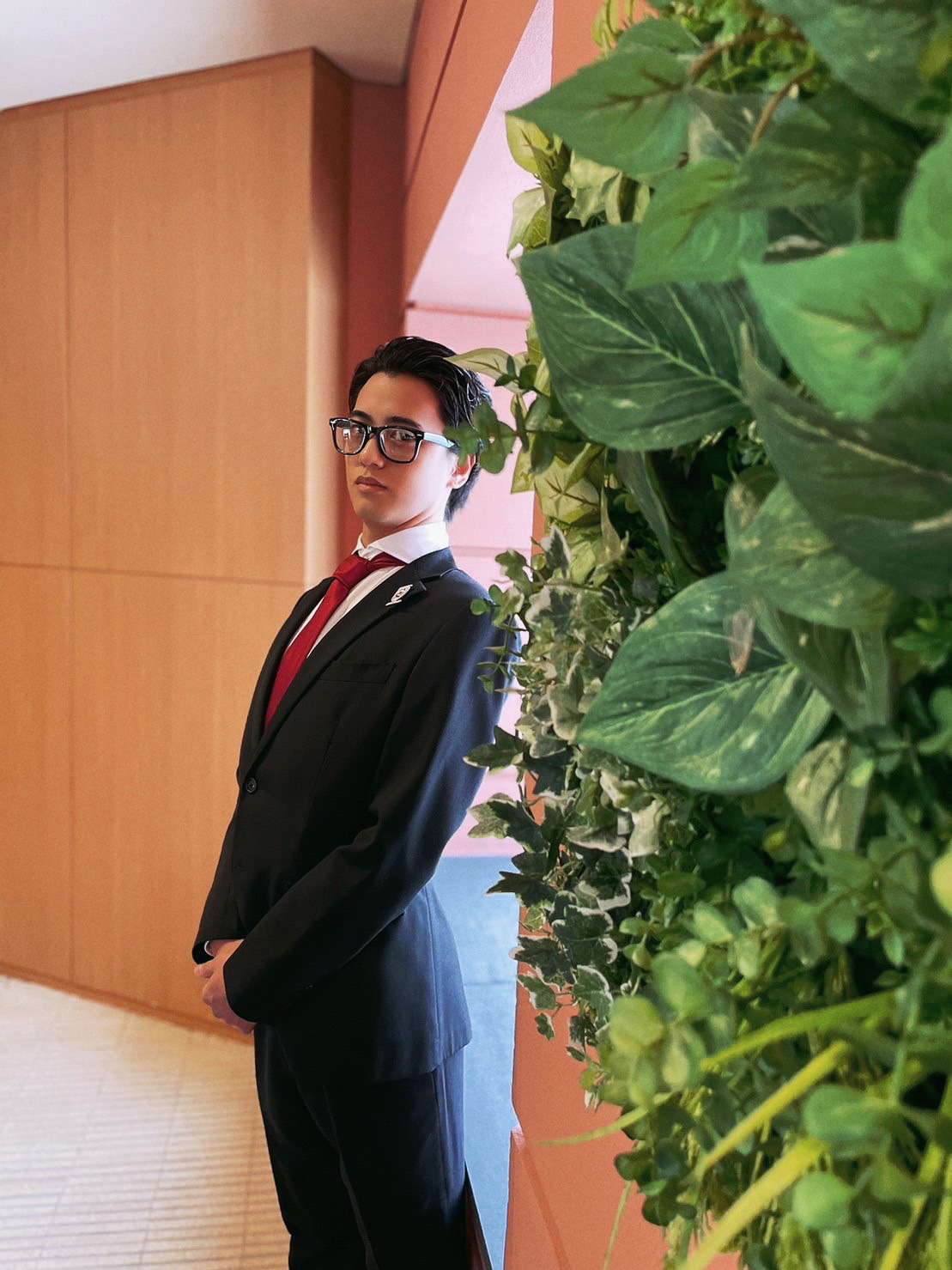 キンプリ・髙橋海人、星野リゾートのホテルマンに挑戦！黒髪オールバックの爆イケショットにドキッ | 歌詞検索サイト【UtaTen】ふりがな付