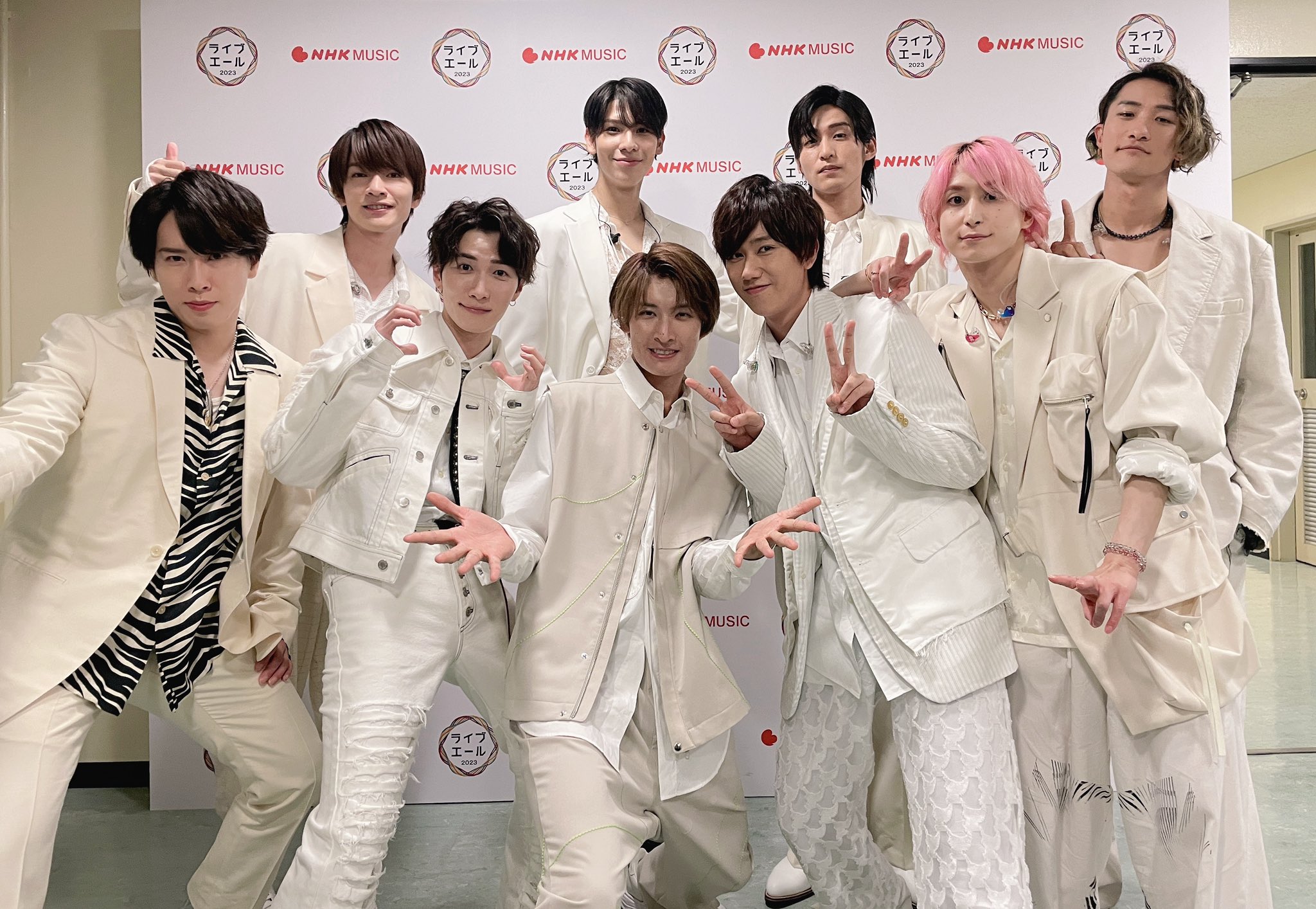 Snow Man・白衣装が映えるスタイル&ビジュ！「ライブ・エール」でキンプリとコラボ | 歌詞検索サイト【UtaTen】ふりがな付