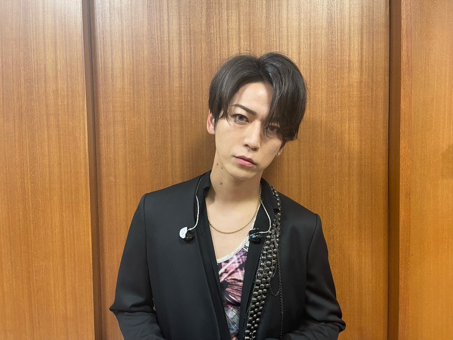 KAT-TUN・亀梨和也、美と色気がダダ漏れなビジュアルにうっとり「CDTV」でソロ曲をパフォーマンス | 歌詞検索サイト【UtaTen】ふりがな付